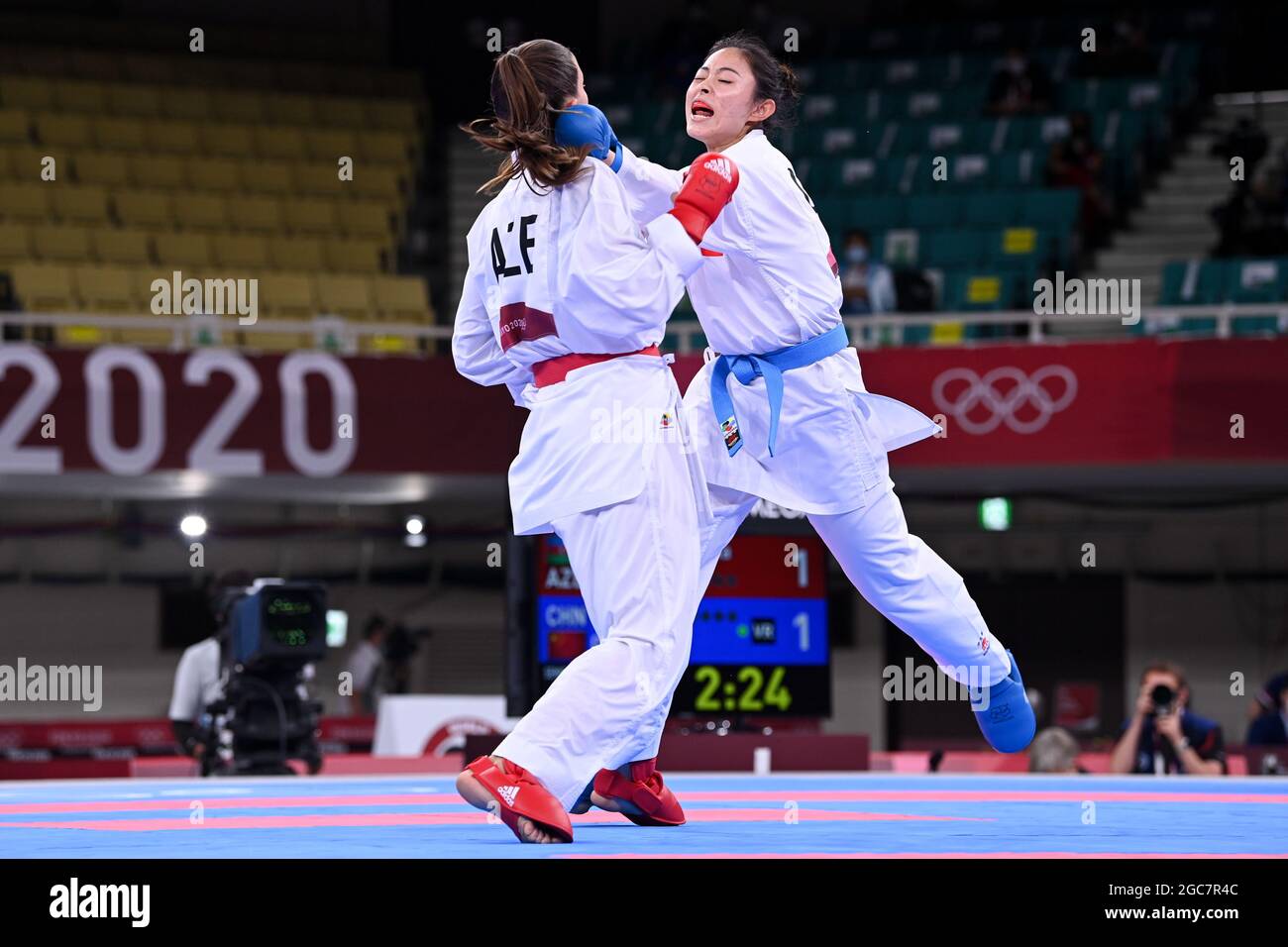 Tokyo, Japan. 7th Aug, 2021. Gong Li (R) of China competes against ...
