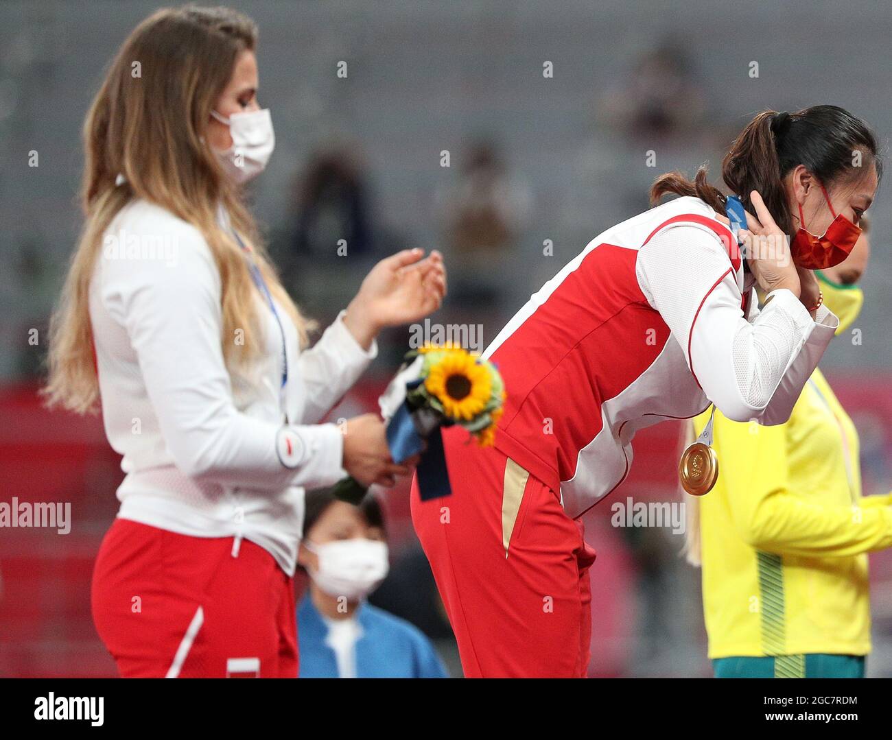 Tokyo, Japan. 7th Aug, 2021. Gold medalist Liu Shiying (R) of China ...