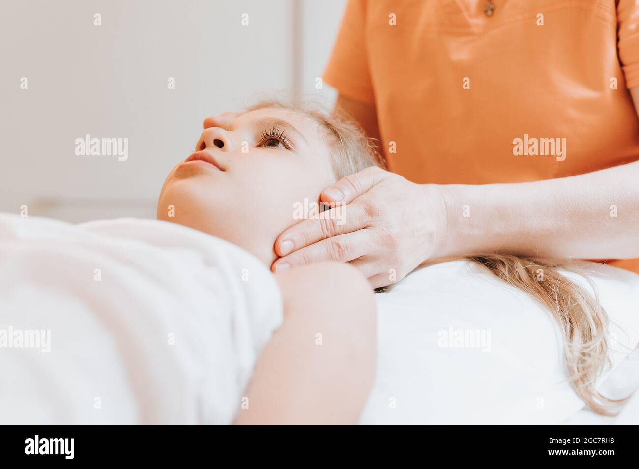 real doctor osteopath hands does physiological and emotional therapy ...