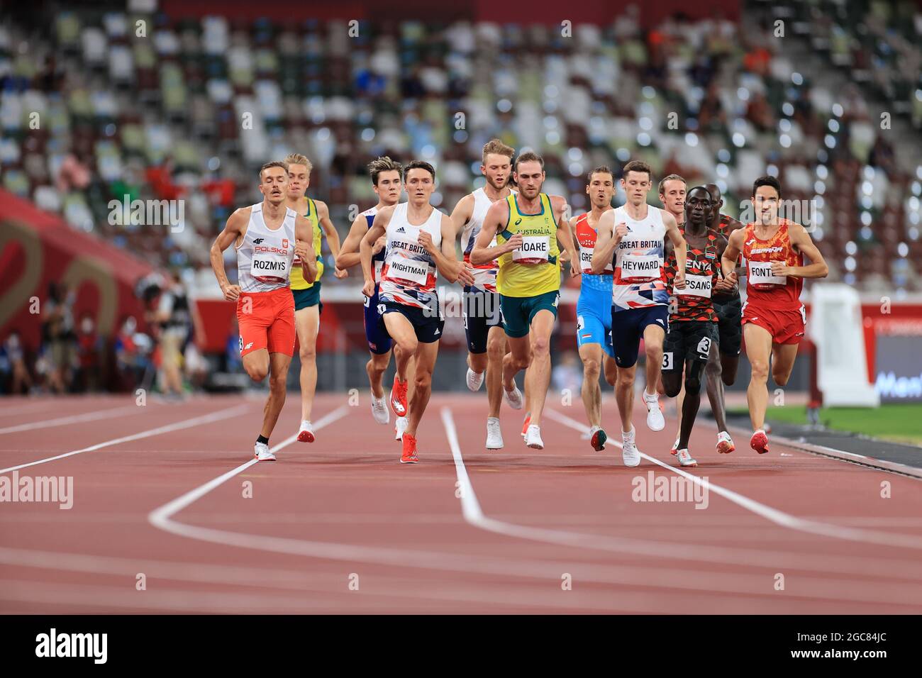 Tokyo, Japan. 7th Aug, 2021. The athletes bunch at the start of the Men ...