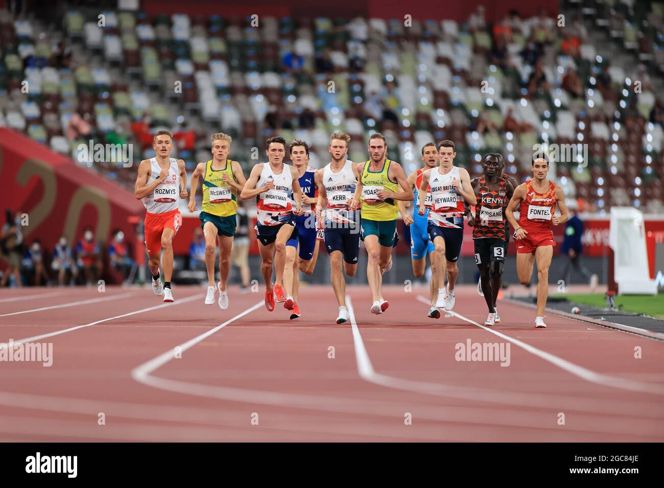 Tokyo, Japan. 7th Aug, 2021. The athletes bunch at the start of the Men ...