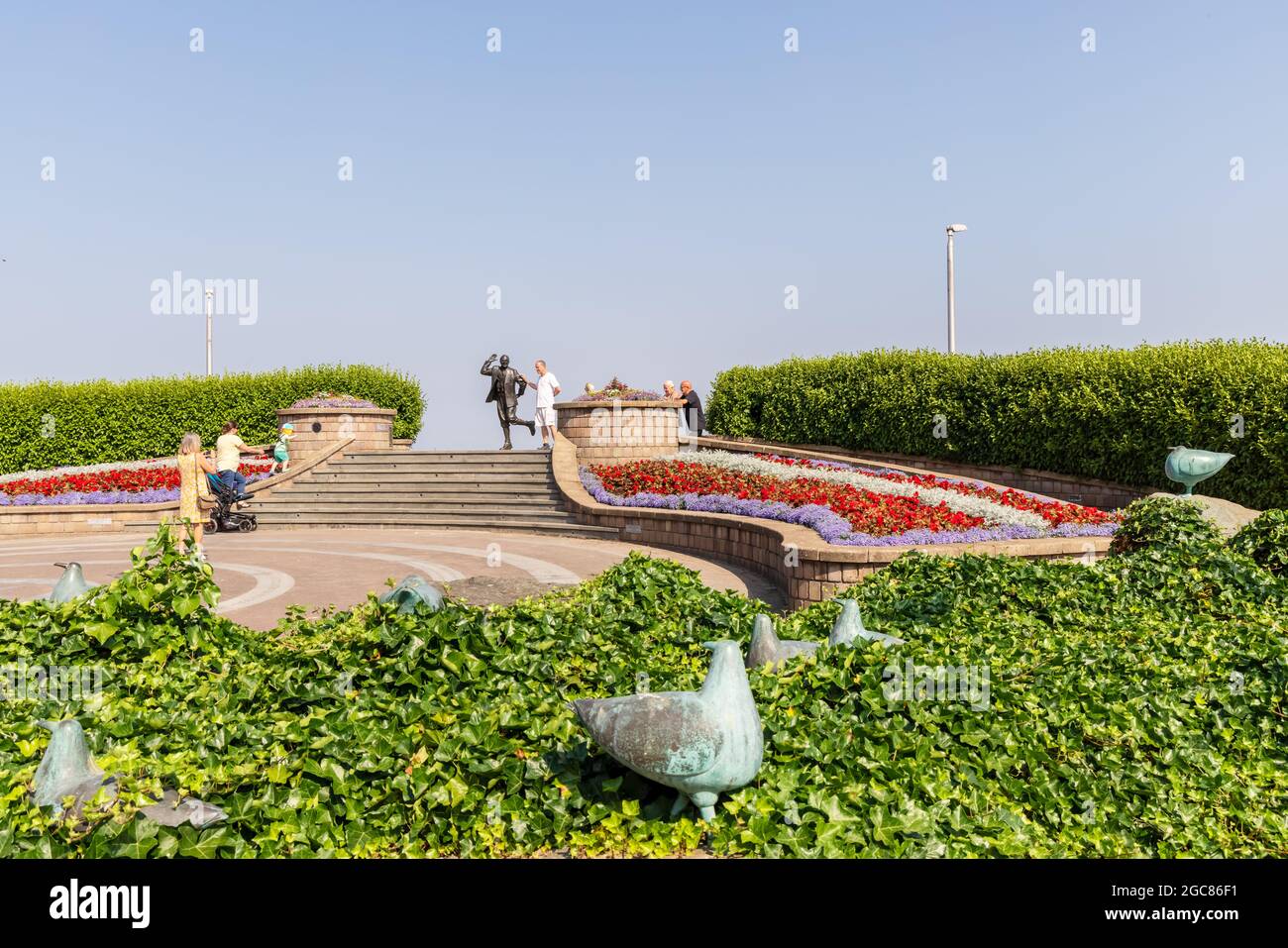 Eric morecambe glasses hi-res stock photography and images - Alamy