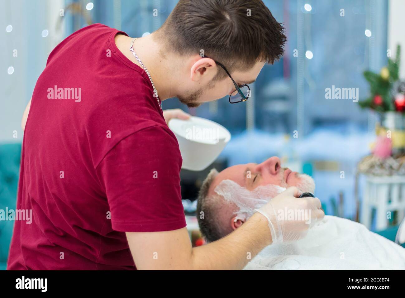 Man head shave salon hi-res stock photography and images - Alamy