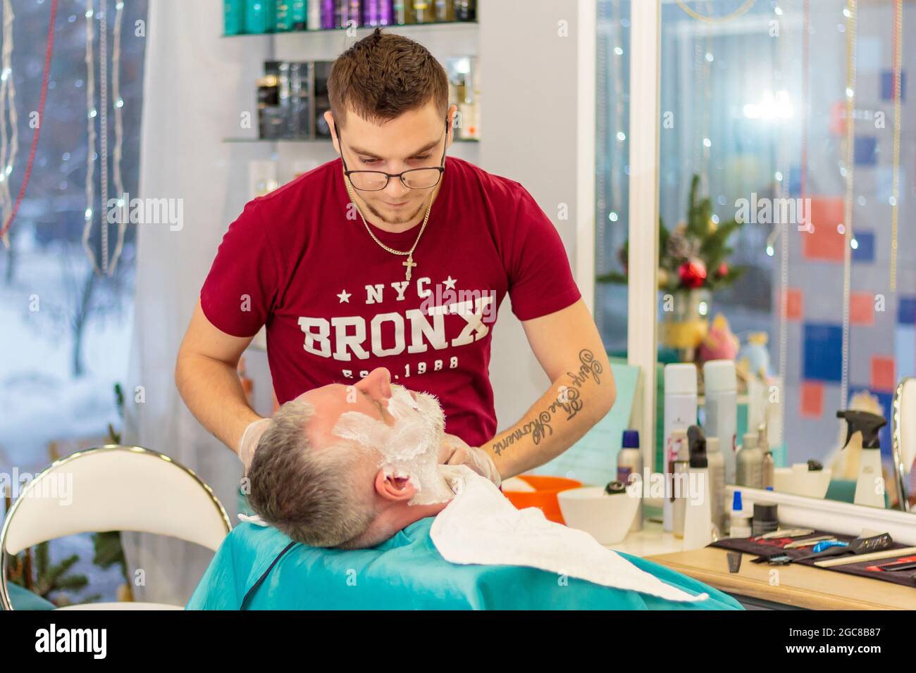 Head shave hi-res stock photography and images - Alamy