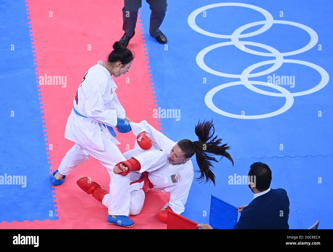 Tokyo, Japan. 7th Aug, 2021. Gong Li (blue) of China competes against ...