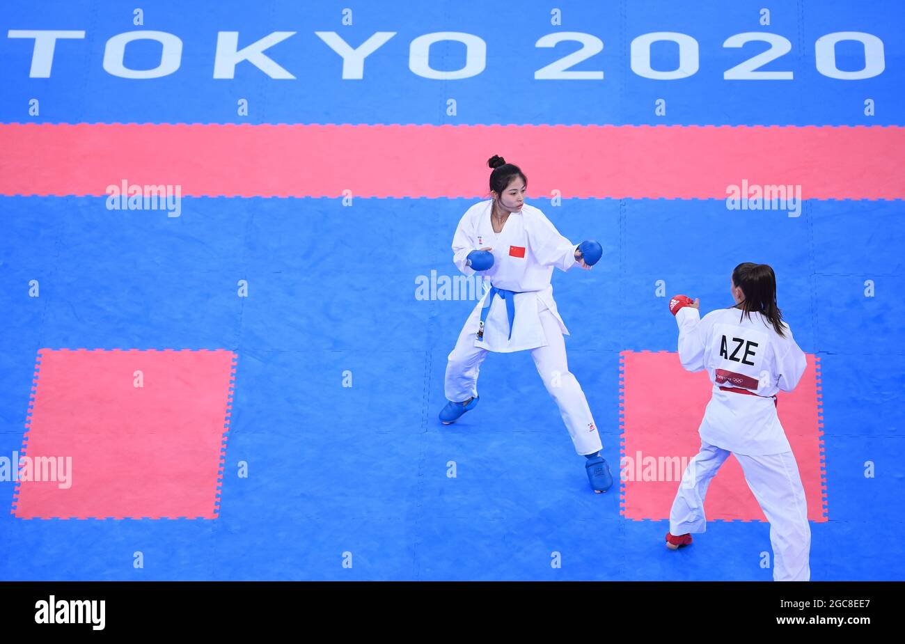 Tokyo, Japan. 7th Aug, 2021. Gong Li (blue) of China competes against ...