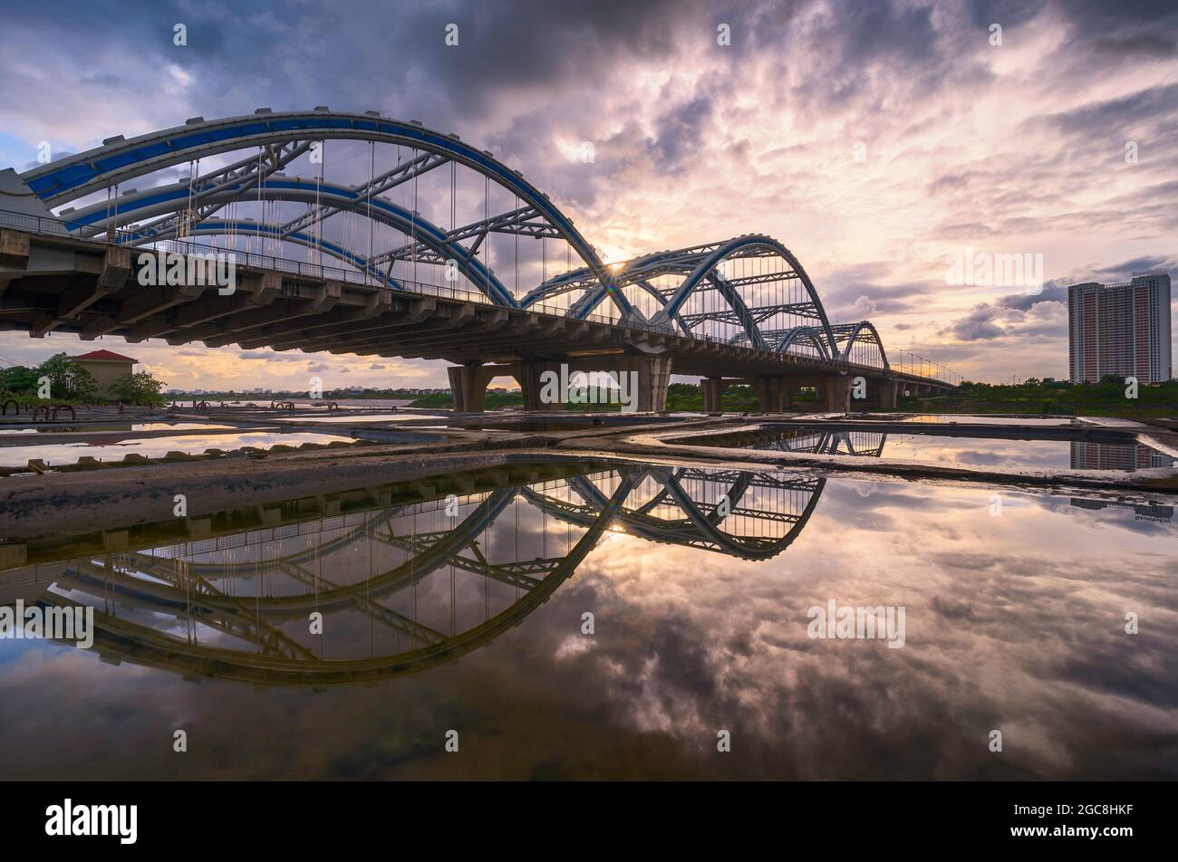 Dong Tru bridge crossing Red River in Hanoi, Vietnam Stock Photo - Alamy