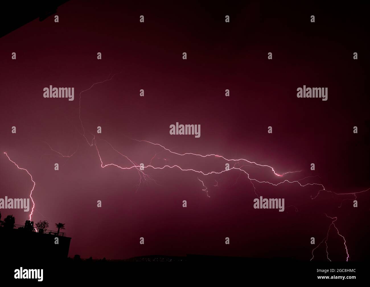 Thunder lightnings hi-res stock photography and images - Alamy