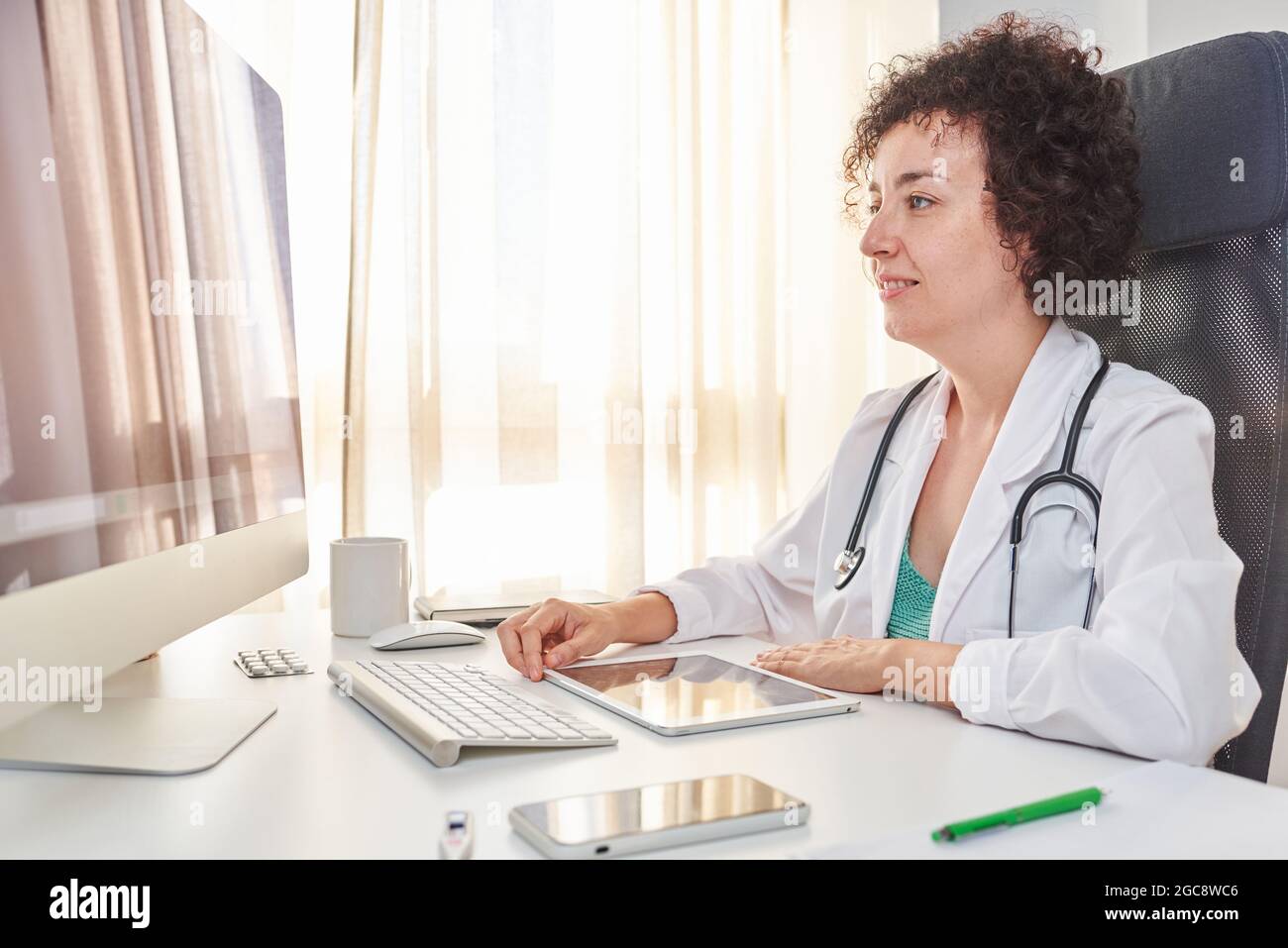Female doctor working computer hi-res stock photography and images - Alamy