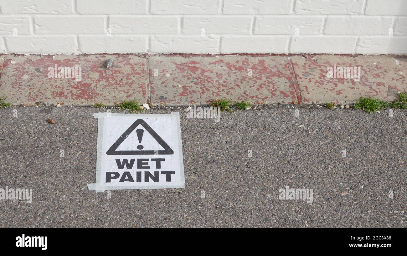 Sign notice wet paint hi-res stock photography and images - Alamy