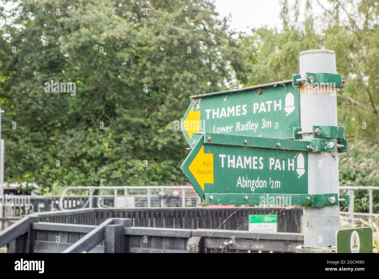Signpost showing the direction of the Thames path footpath Stock Photo ...