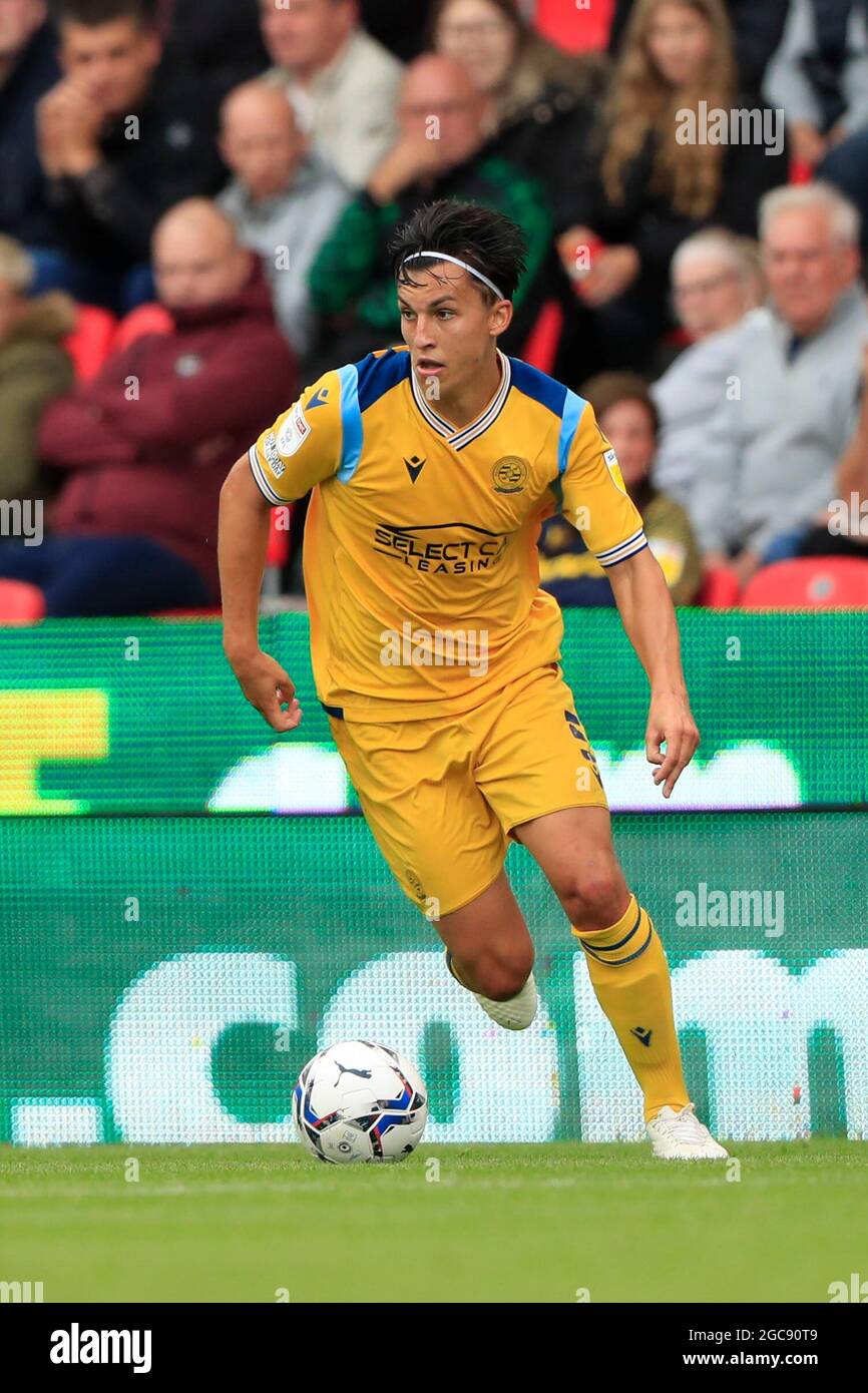 Tom McIntyre #5 of Reading runs with the ball Stock Photo - Alamy