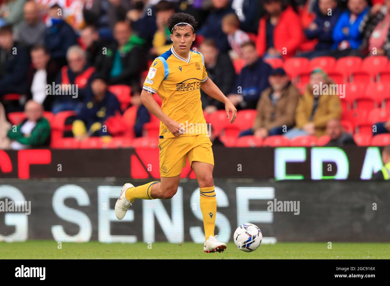 Tom McIntyre #5 of Reading runs with the ball Stock Photo - Alamy