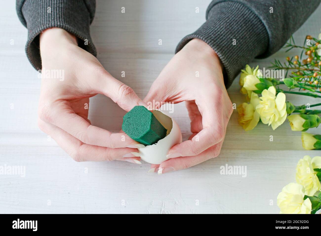Florist at work: How to make Easter table centerpiece with carnations ...
