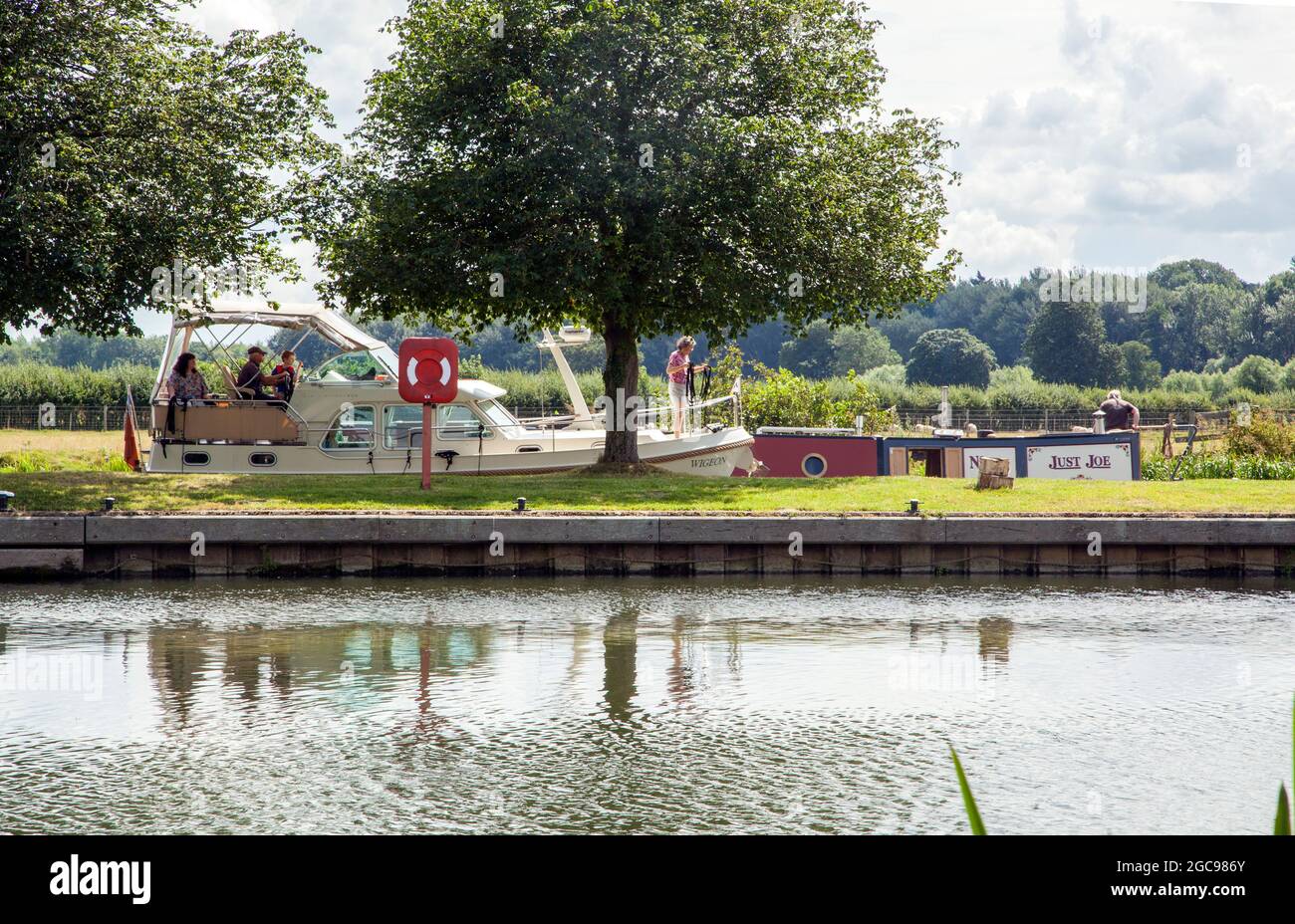 Pleasure boats on the river Thames at Days lock near Dorchester on ...