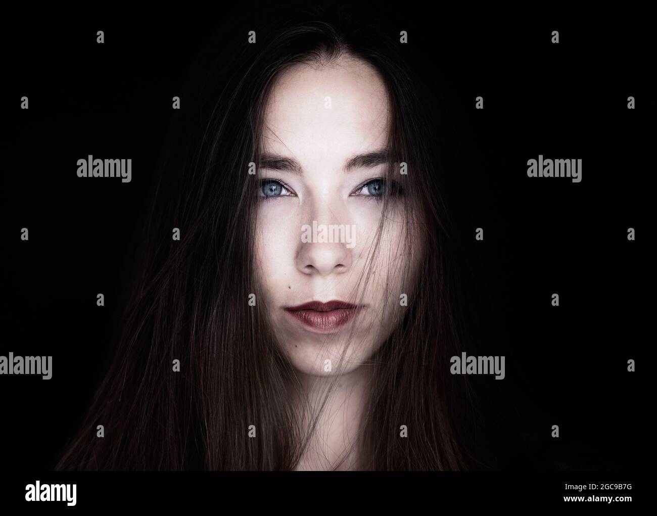 Face beautiful blue eyed brunette hi-res stock photography and images ...