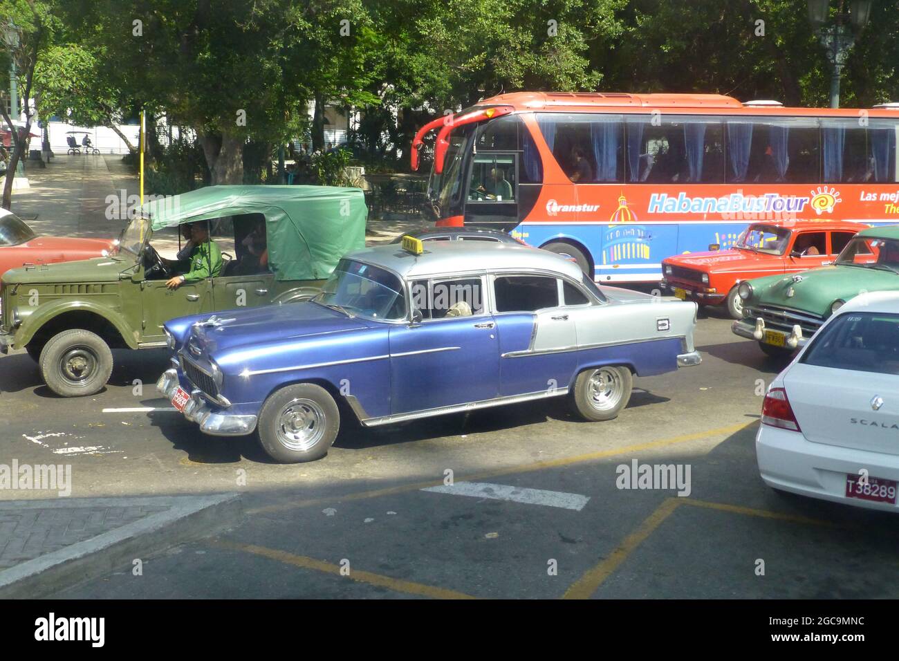Tour bus and American jeep in Havana Cuba Stock Photo - Alamy