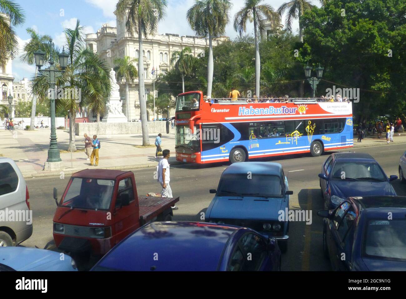 Tour bus in Havana Cuba Stock Photo - Alamy