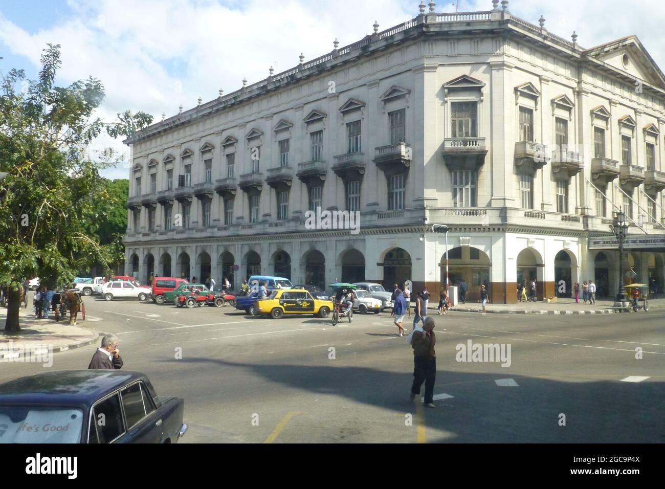 Colonial building in Havana Cuba Stock Photo - Alamy