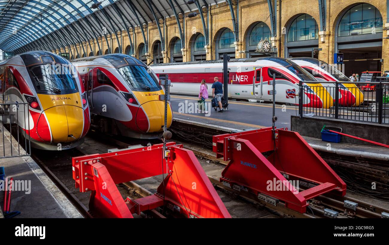 London Kings Cross Station - LNER Azuma Trains at London's Kings Cross ...