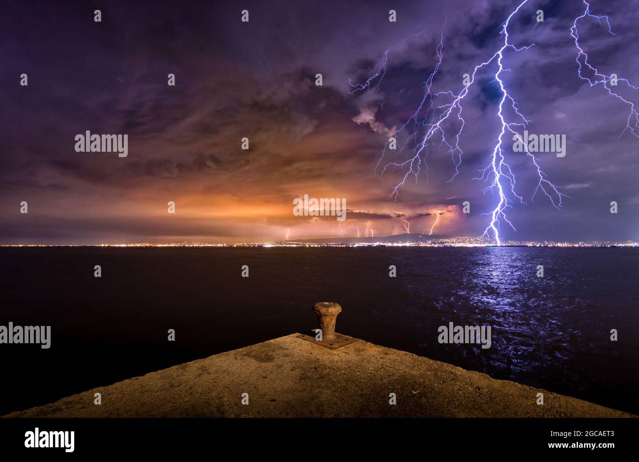 Lightning sea hi-res stock photography and images - Alamy
