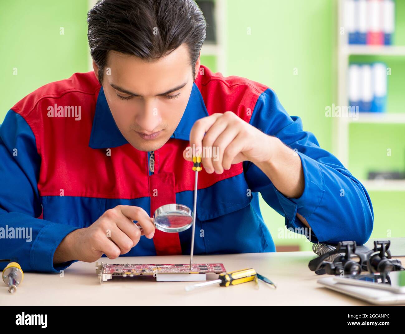 The computer engineer repairing broken desktop Stock Photo - Alamy