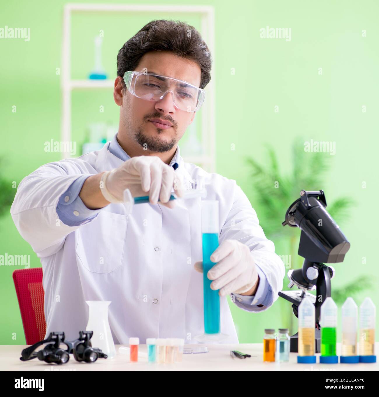 The man chemist working in the lab Stock Photo - Alamy