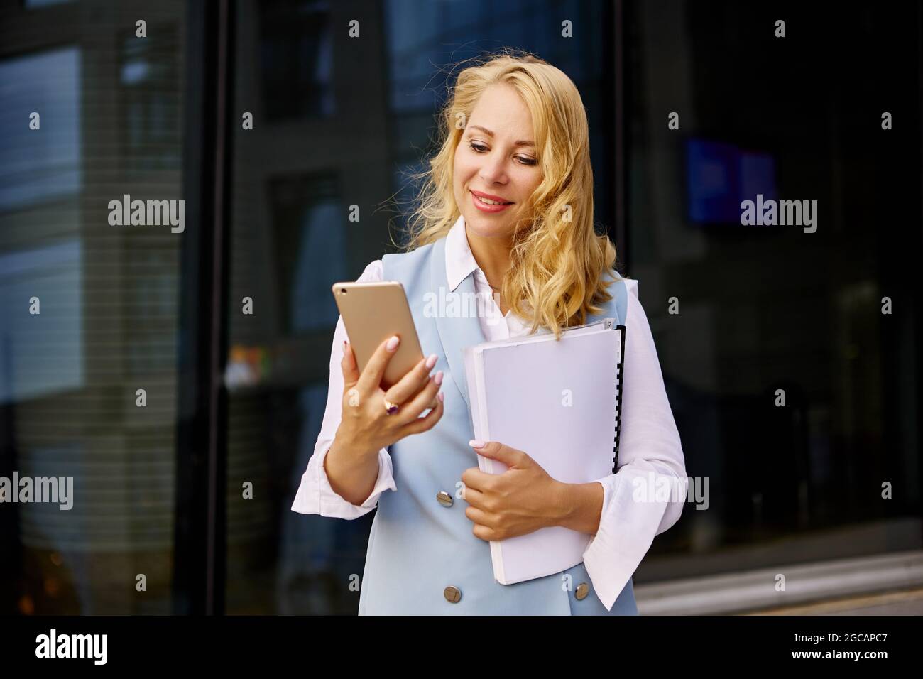 Woman in business suit makes video call outside Stock Photo - Alamy