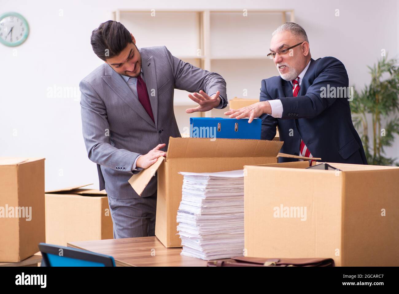 Two employees in relocation hi-res stock photography and images - Alamy