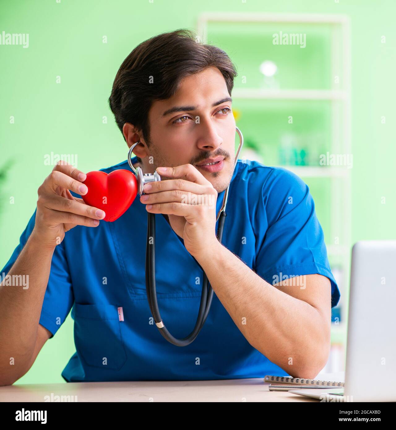 The doctor student explaining heart problems Stock Photo - Alamy