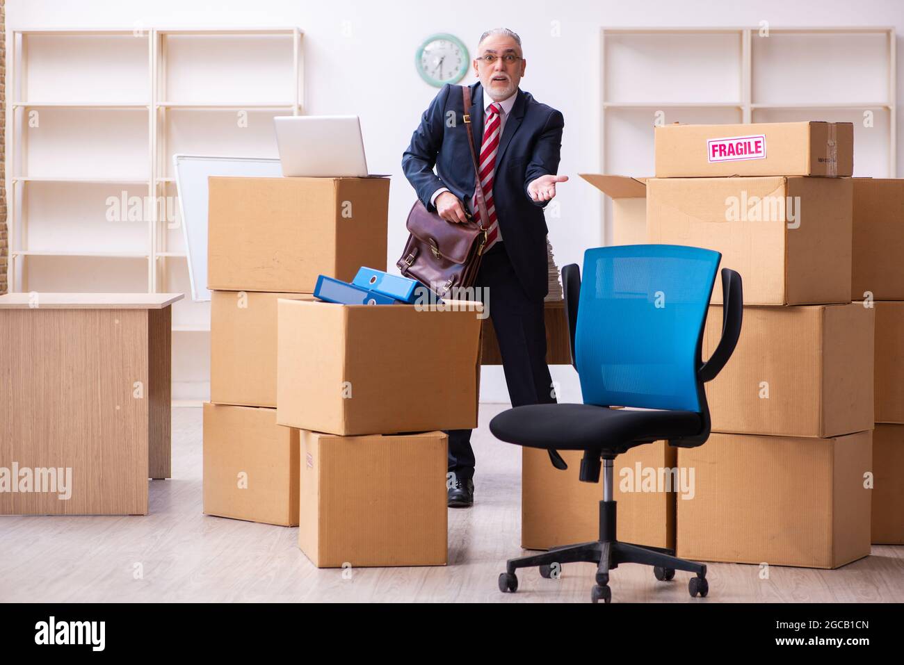 Old male employee in relocation concept Stock Photo - Alamy