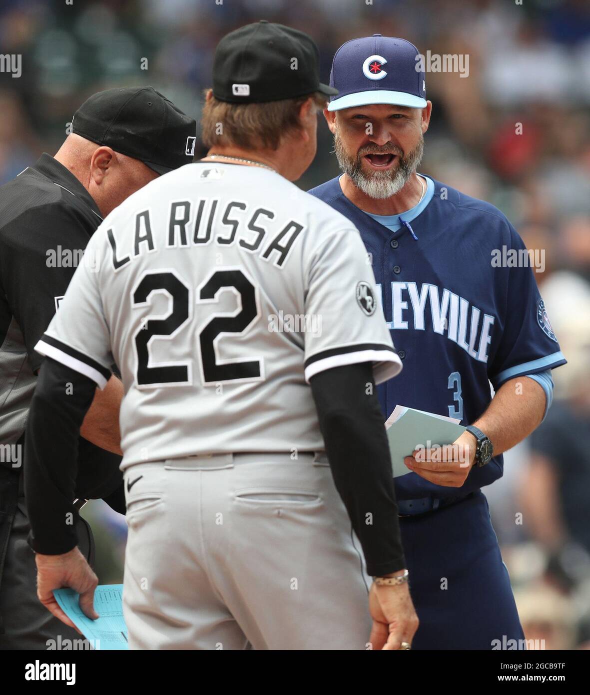 White Sox manager Tony La Russa (22) and Cubs manager David Ross (3 ...