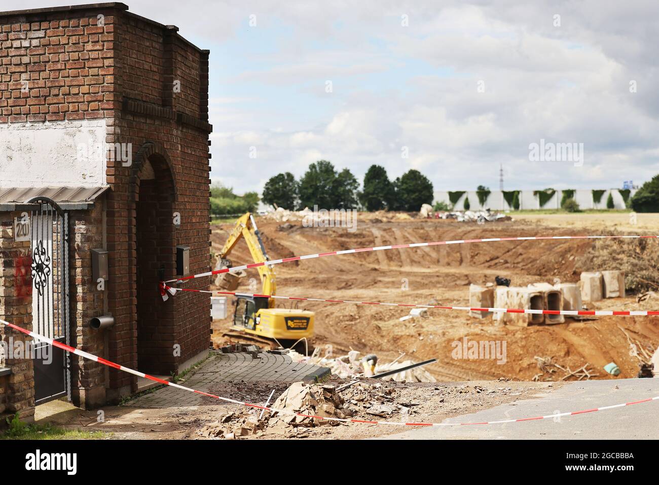 Erftstadt, Germany. 06th Aug, 2021. A house stands on the edge of the ...
