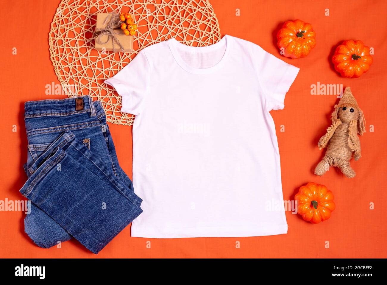 White t-shirt mockup on orange halloween background Stock Photo - Alamy
