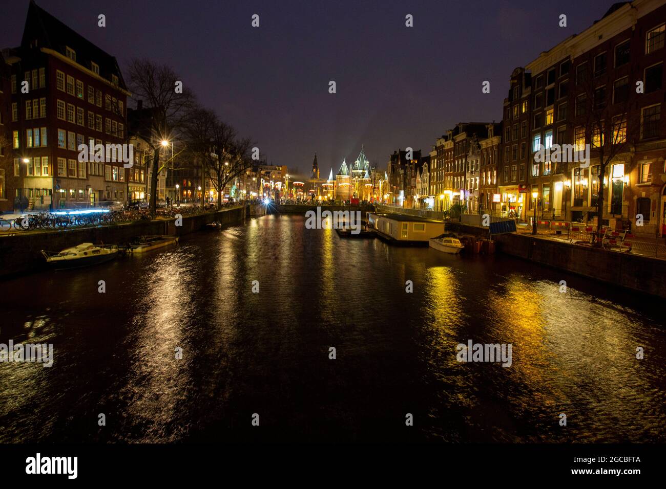 Night view amsterdam illuminated hi-res stock photography and images ...
