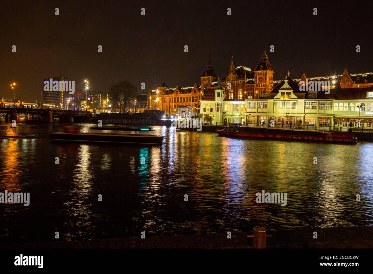 Night view amsterdam illuminated hi-res stock photography and images ...