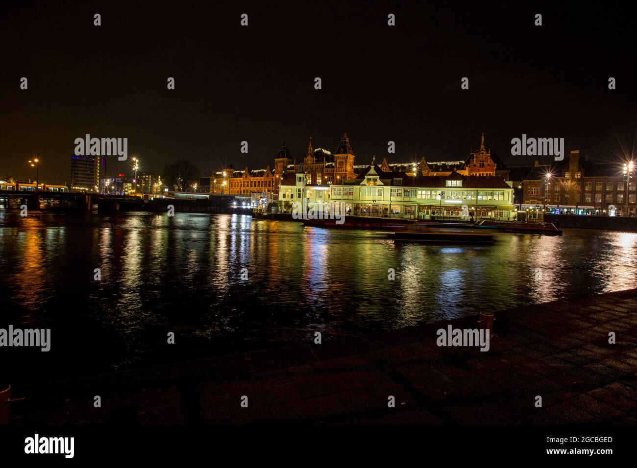 Night view amsterdam illuminated hi-res stock photography and images ...
