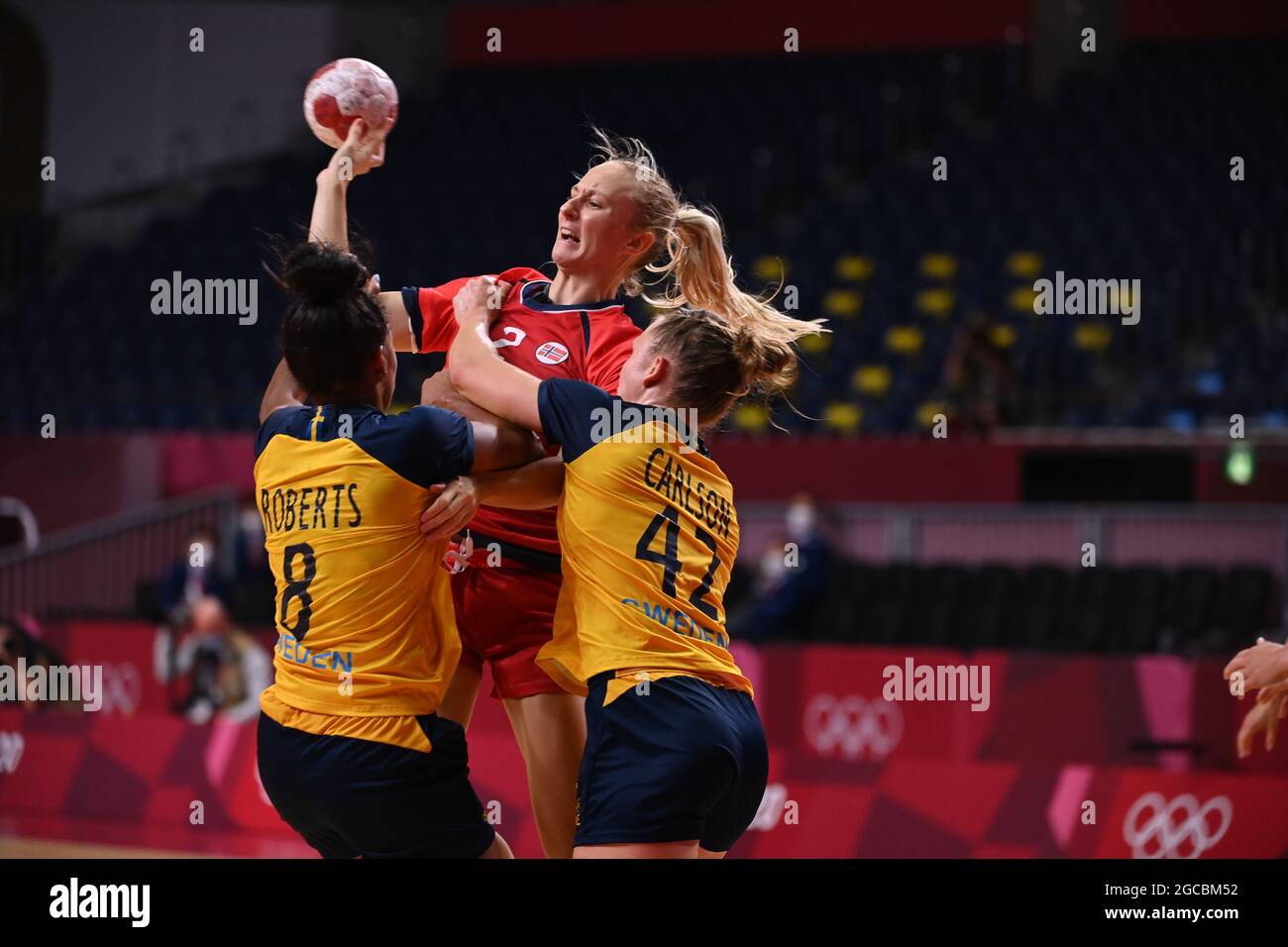 Tokyo, Japan. 8th Aug, 2021. Henny Reistad (top) of Norway competes ...