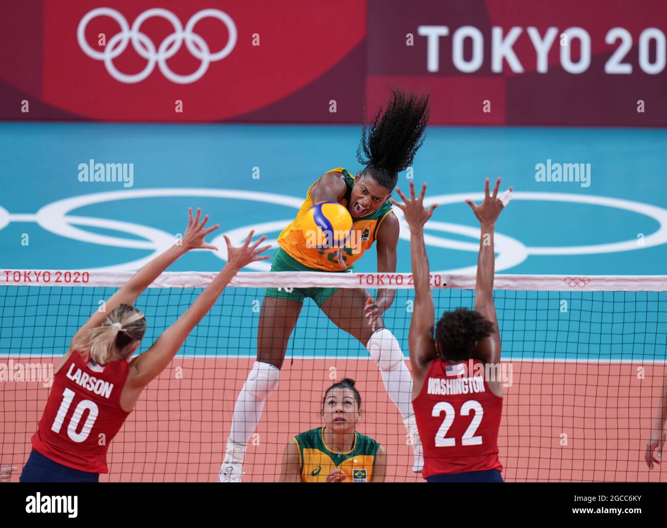 Tokyo, Japan. 8th Aug, 2021. Fernanda Rodrigues (top) of Team Brazil ...