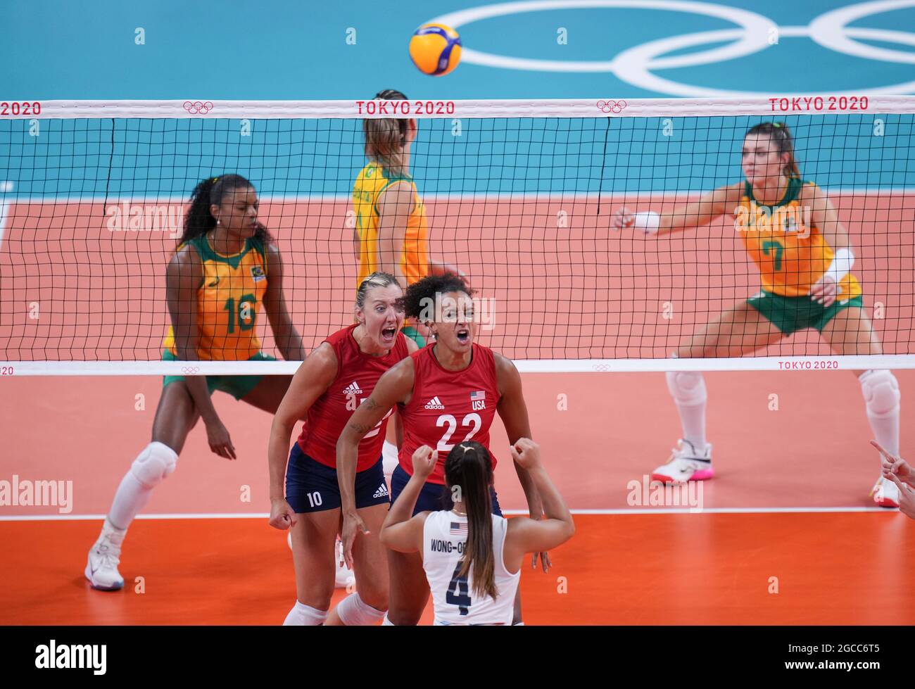 Tokyo, Japan. 8th Aug, 2021. Haleigh Washington (C) of Team USA reacts ...