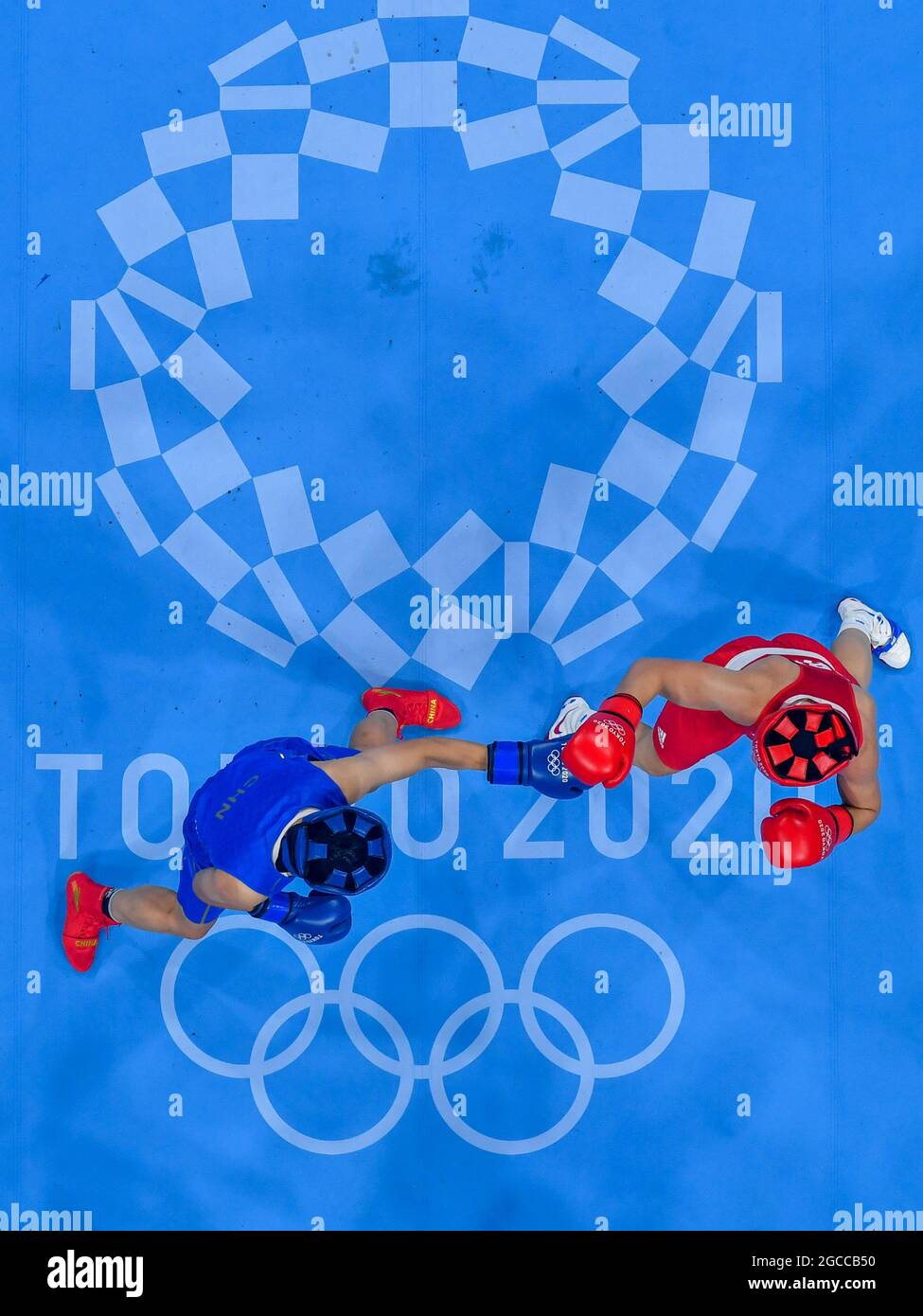 Tokyo, Japan. 8th Aug, 2021. Li Qian (L) of China competes with Lauren ...