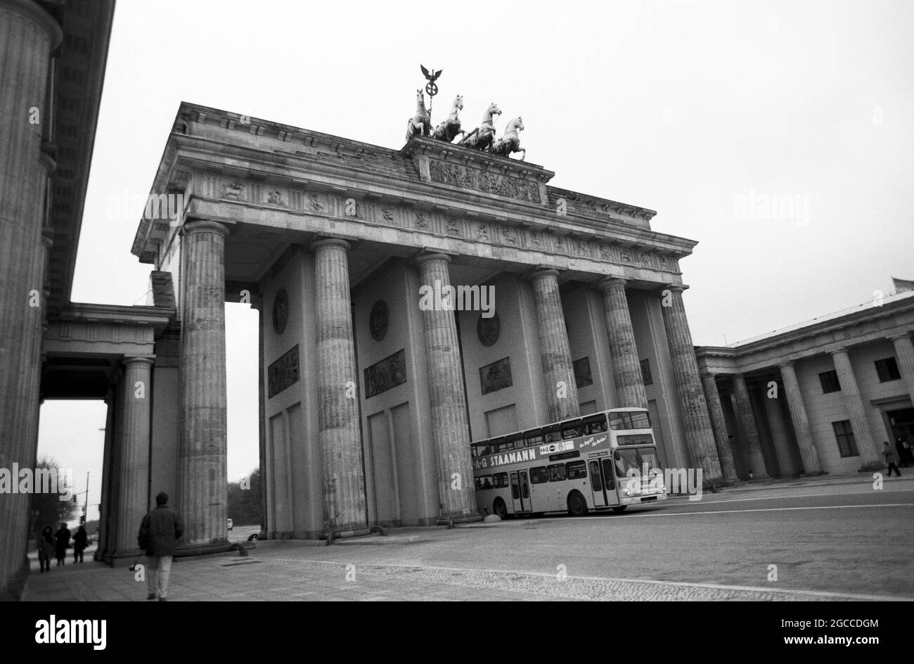BVG Bus fährt durch das Brandenburger Tor, Berlin, Germany, 1995 Stock ...
