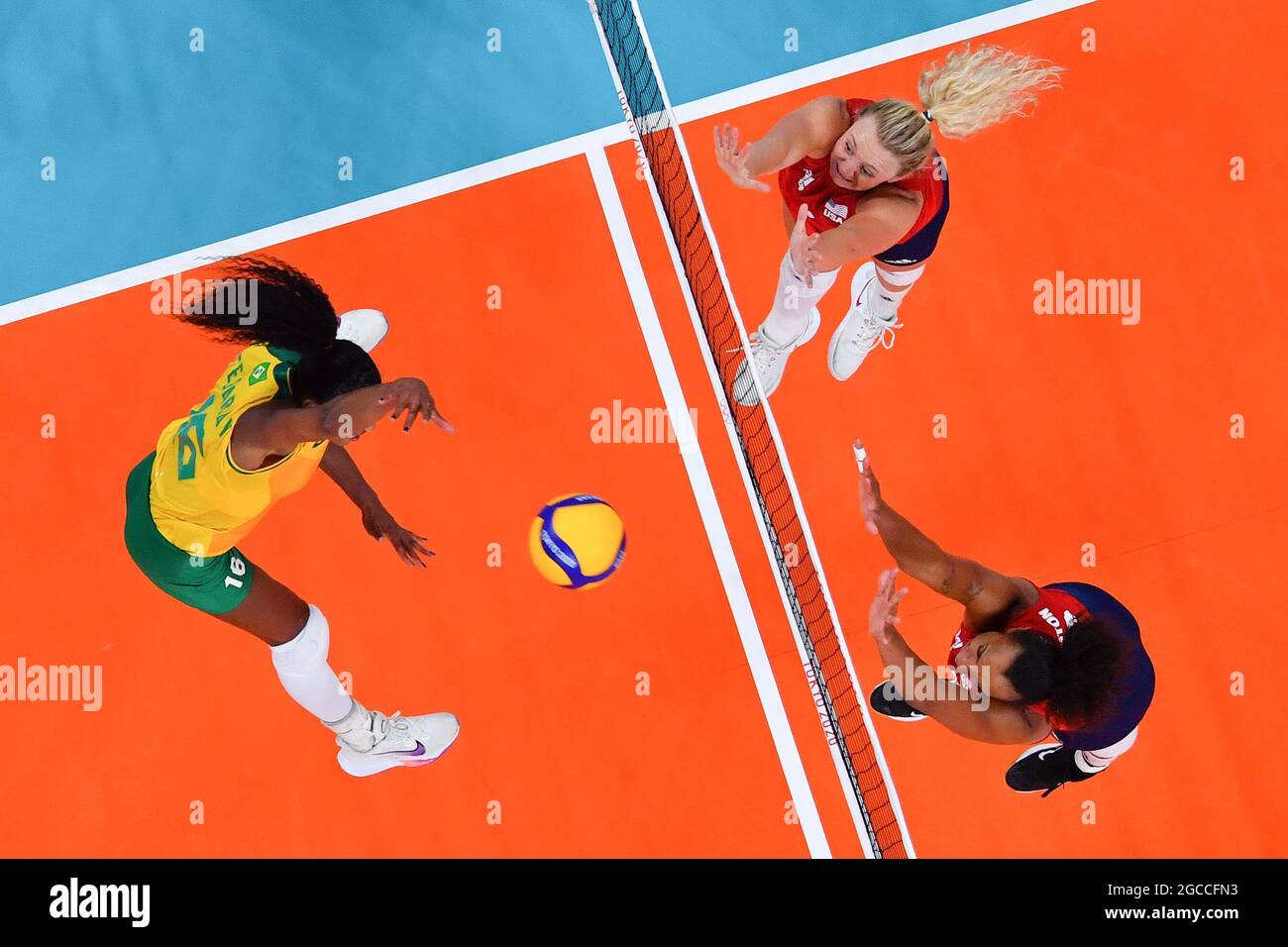 Tokyo, Japan. 8th Aug, 2021. Fernanda Rodrigues (L) of Brazil spikes ...