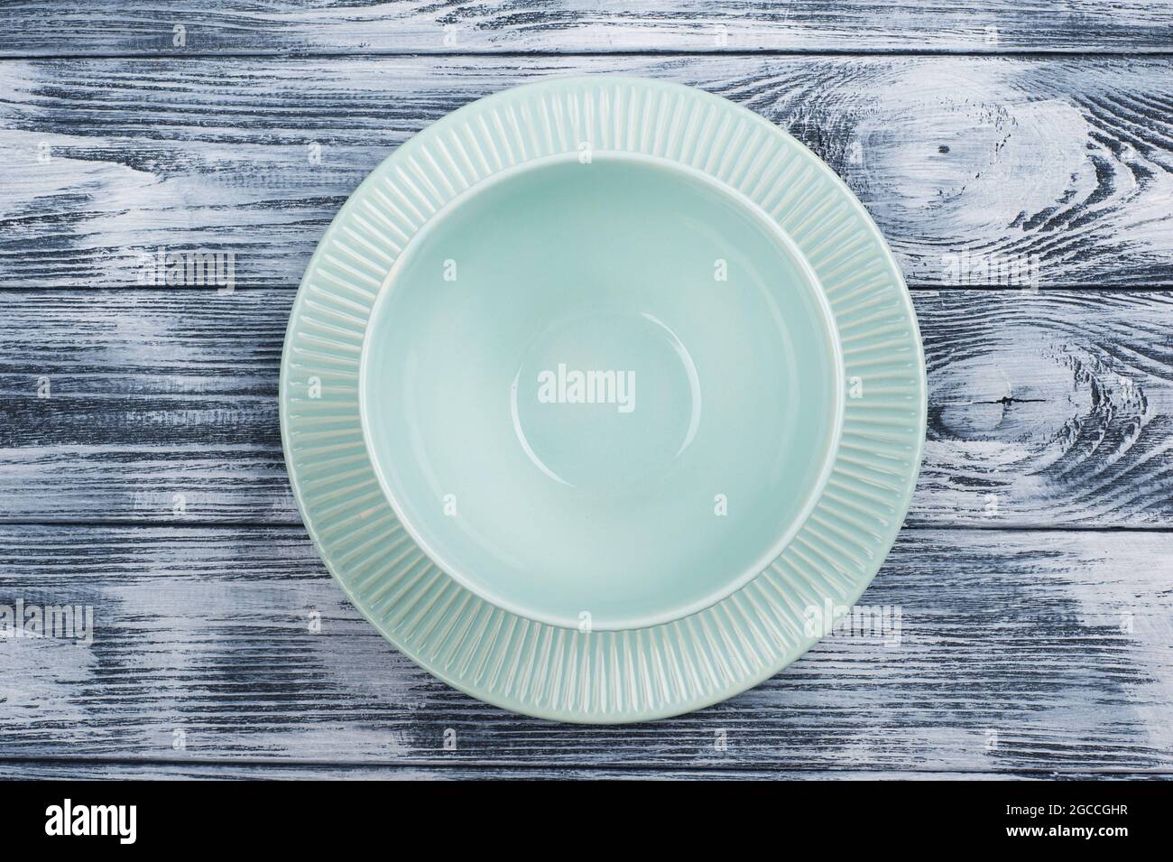 Empty dining table from above hi-res stock photography and images - Alamy