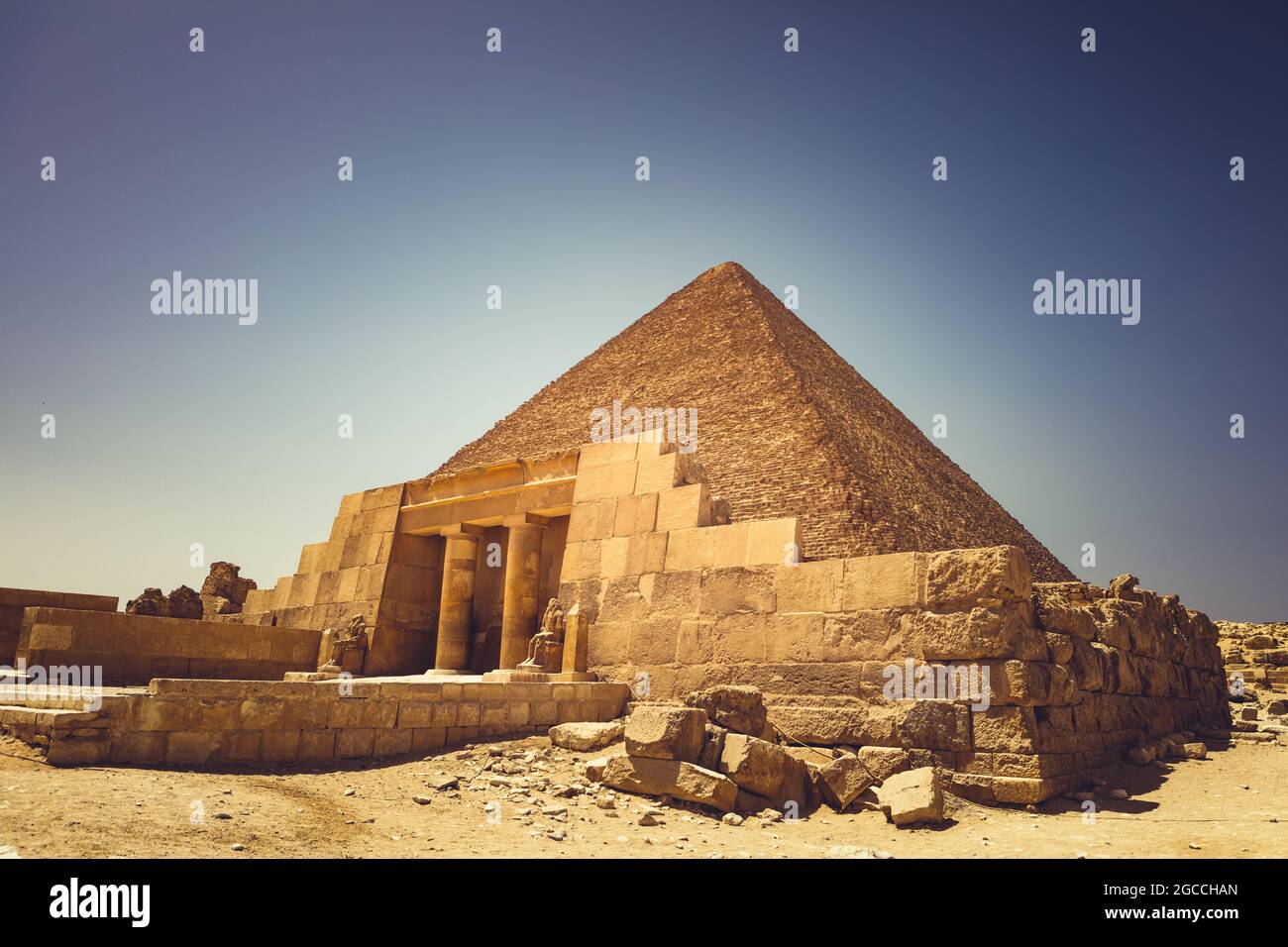Egyptian pyramids at giza hi-res stock photography and images - Alamy