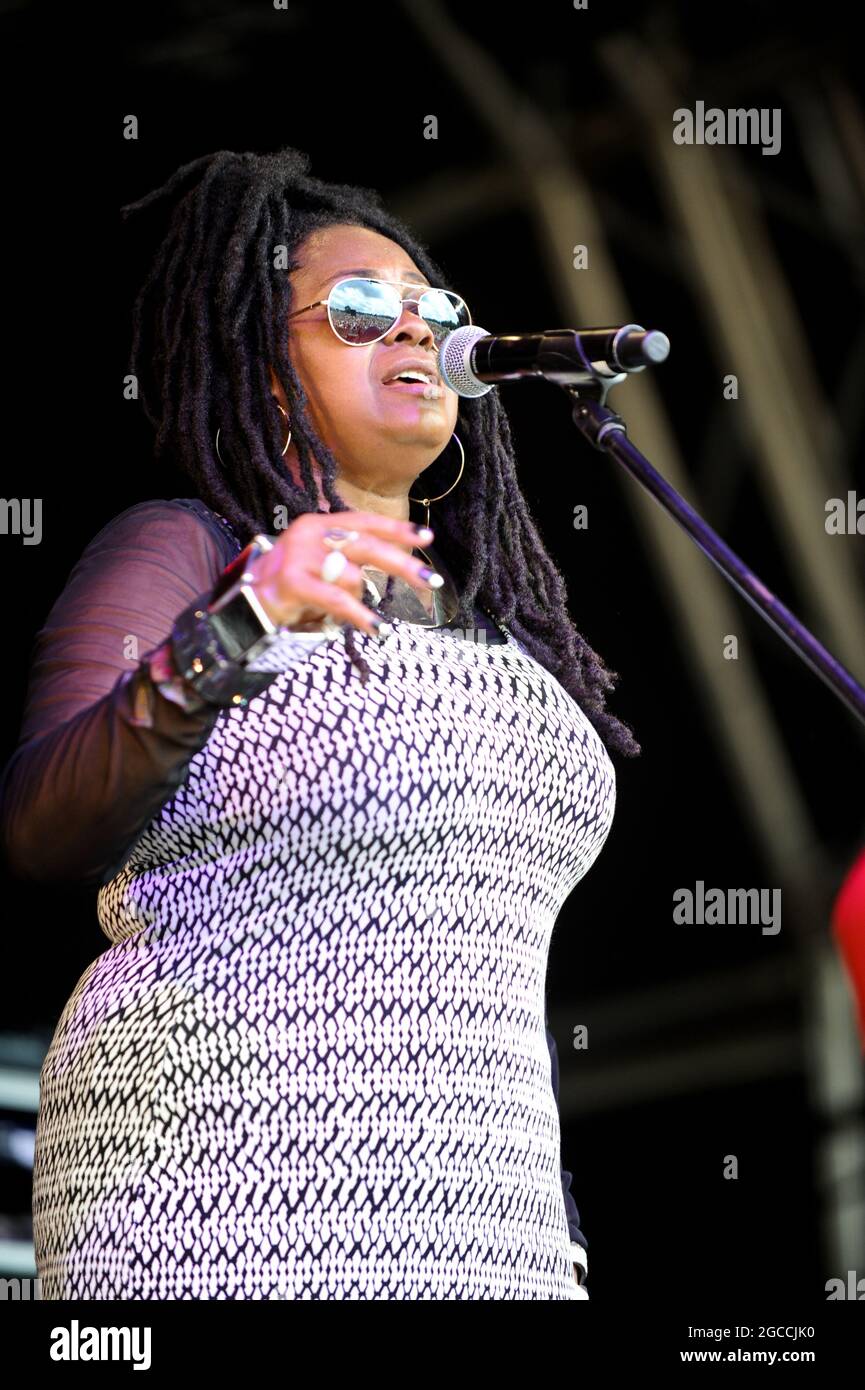 Caron wheeler singer hi-res stock photography and images - Alamy