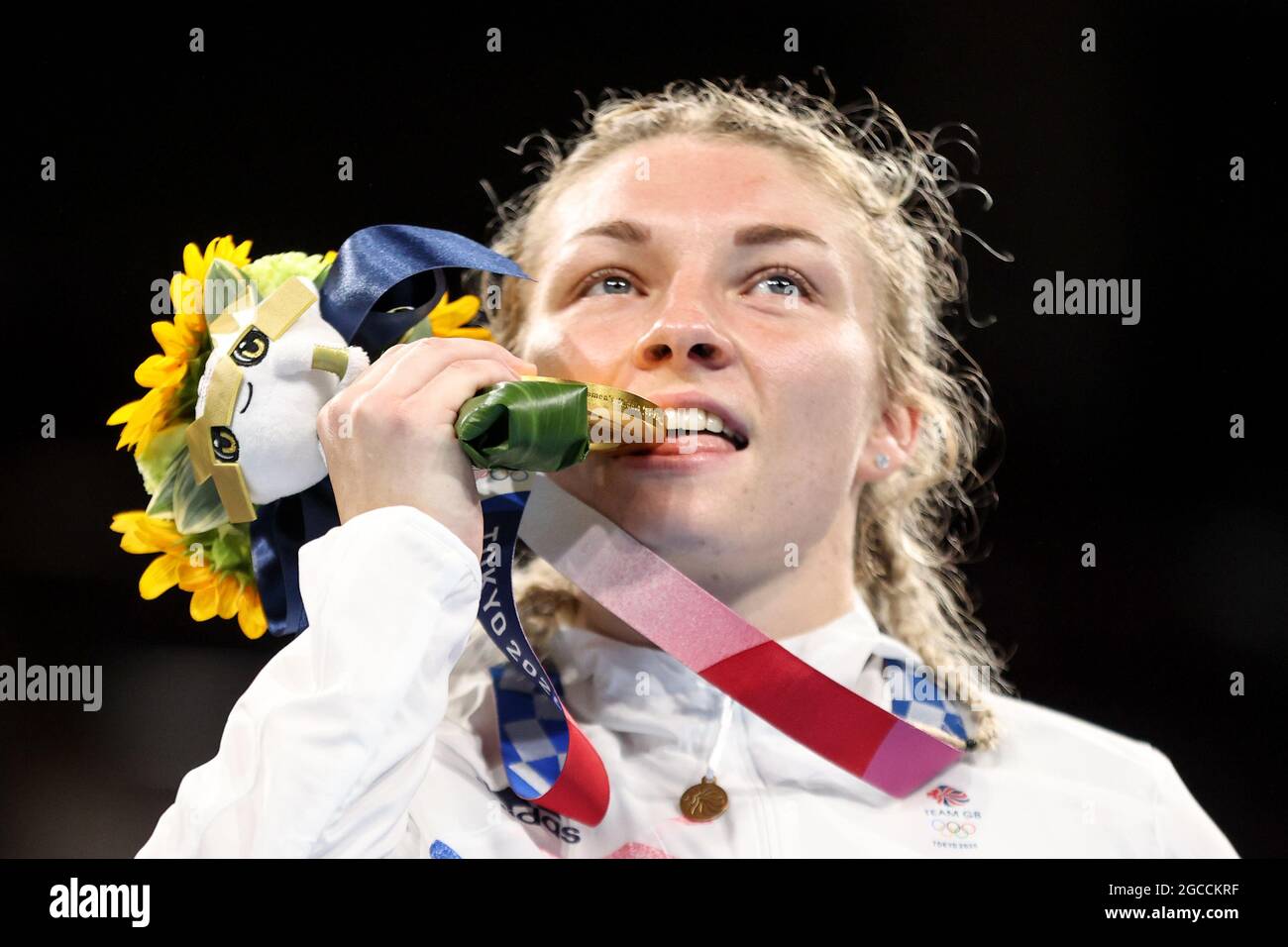 Tokyo, Japan. 8th Aug, 2021. Gold medalist Lauren Price of Britain ...