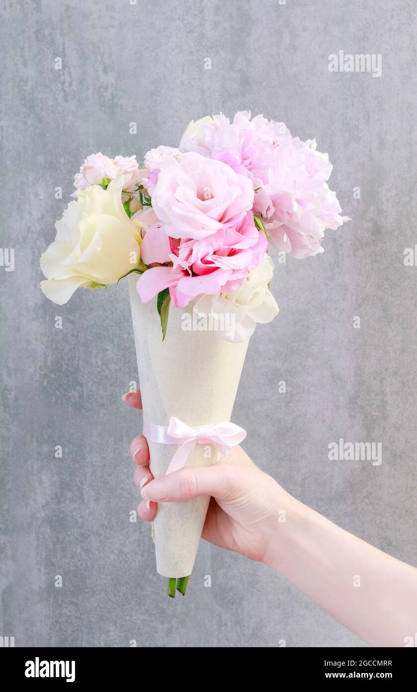 Florist at work: how to make lovely present for wedding guests with ...