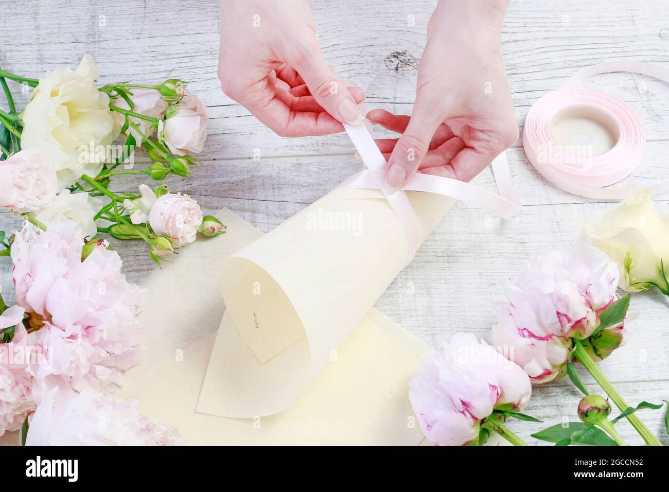 Florist at work: how to make lovely present for wedding guests with ...