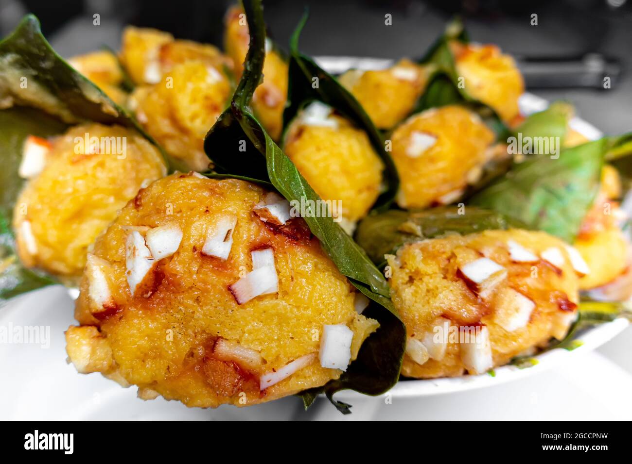 Food wrapped in palm leaves hi-res stock photography and images - Alamy